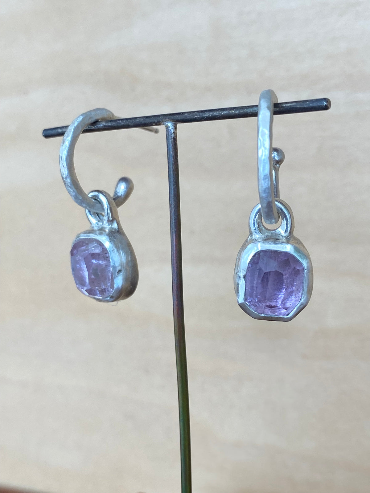Betty Jäger- Kunzite Nugget Hoop Earrings | The Gold Hammer